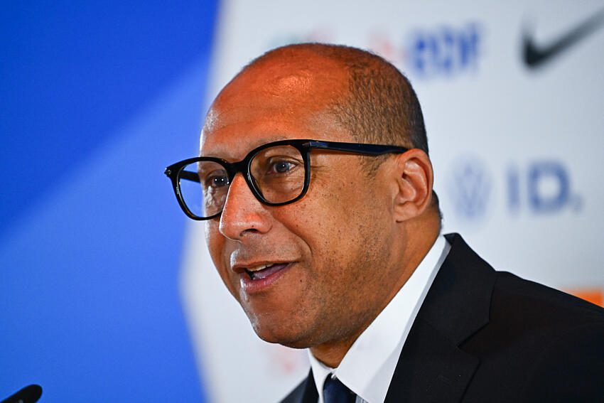 Philippe Diallo, président de la FFF, pose parmi les Bleus avec le ...